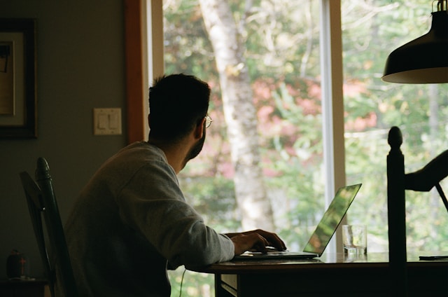 Benefits of Coworking Spaces for Hybrid Workers - VIDA